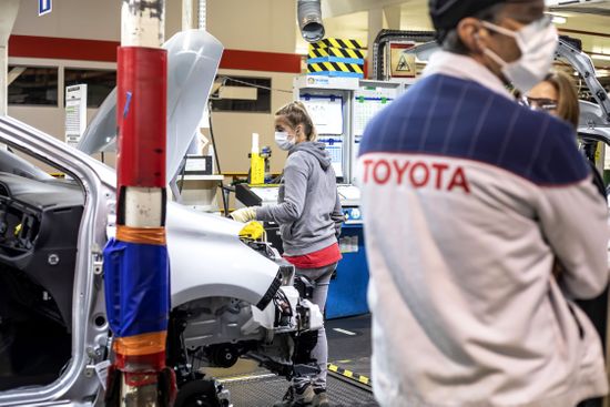 Toyota Employees Wear Protective Face Masks Editorial Stock Photo ...