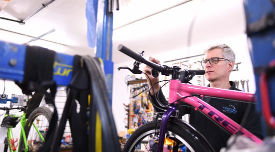 Mechanic Jonathan Spinks Chevin Cycles Otley Editorial Stock Photo ...