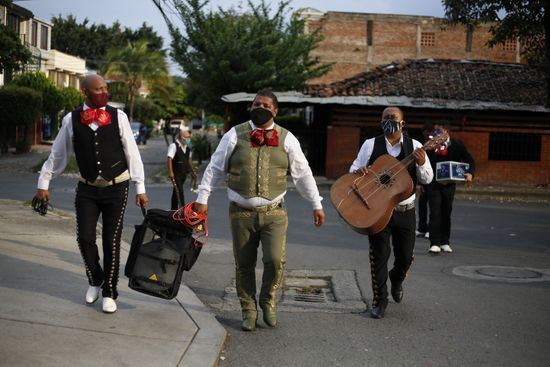Mariachis Perform Front Residential Buildings Cali Editorial Stock ...