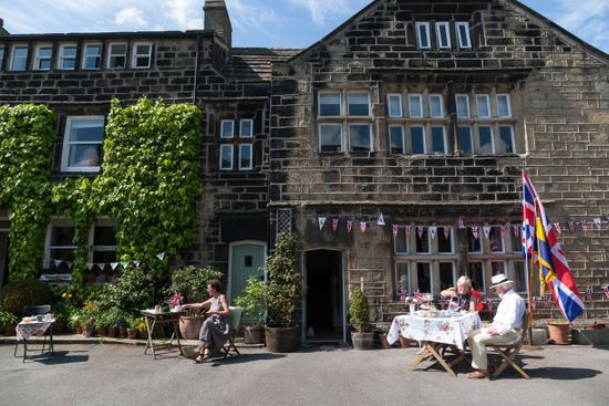 Neighbours Enjoy Socially Distanced Afternoon Tea Editorial Stock Photo ...