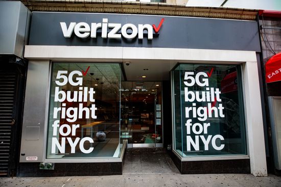 Verizon Stores Window Broken Overnight Looters Editorial Stock Photo ...