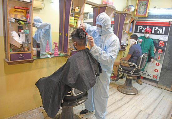 Barber Wearing Personal Protective Equipment Ppe Editorial Stock Photo ...