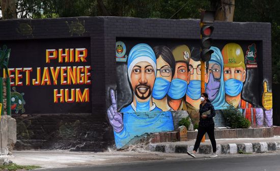 Woman Walks Past Graffiti Honouring Frontline Editorial Stock Photo ...