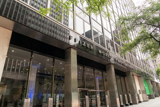 View Pfizer Worldwide Headquarters On 42nd Editorial Stock Photo ...