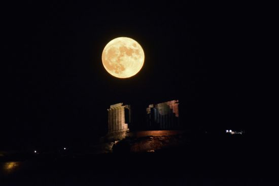Augusts Full Moon Ancient Greek Temple Editorial Stock Photo - Stock ...