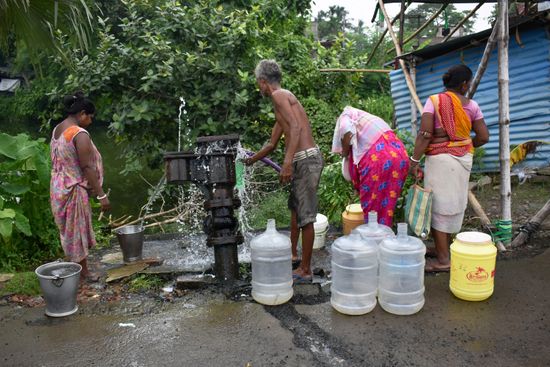People Collecting Water Water Pipe Joining Editorial Stock Photo ...
