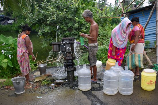 People Collecting Water Water Pipe Joining Editorial Stock Photo ...