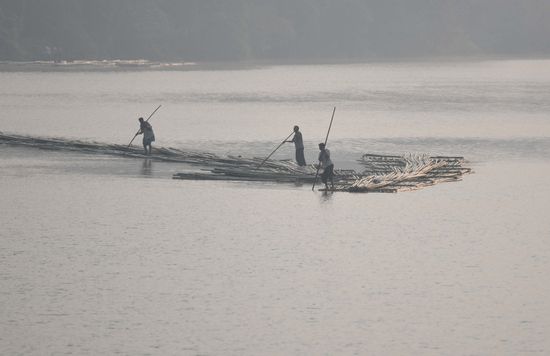 Indian Labourers Manouver Pontoon Bamboo Poles Editorial Stock Photo ...