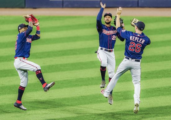 Minnesota Twins Left Fielder Eddie Rosario Editorial Stock Photo ...