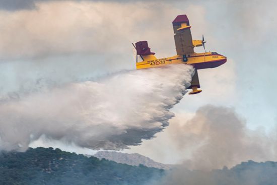 Firefighting Plane Drops Water Try Extinguish Editorial Stock Photo ...