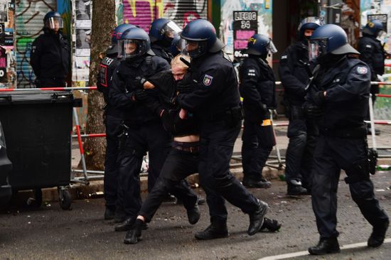 Police Officers Action During Eviction Liebig Editorial Stock Photo ...