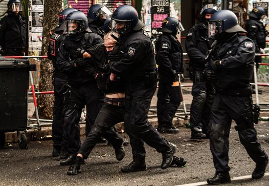 Police Officers Action During Eviction Liebig Editorial Stock Photo ...