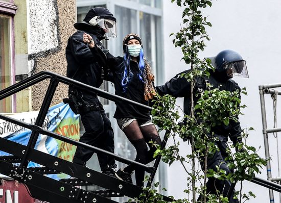 Police Officers Action During Eviction Liebig Editorial Stock Photo ...