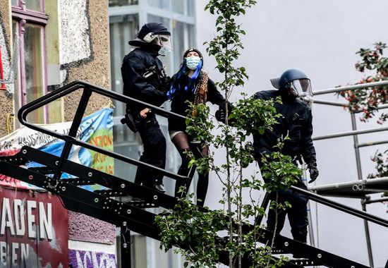 Police Officers Action During Eviction Liebig Editorial Stock Photo ...