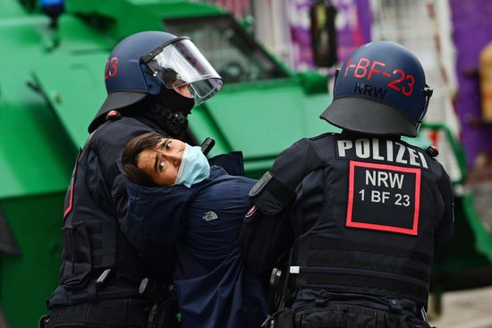 Police Officers Action During Eviction Liebig Editorial Stock Photo ...