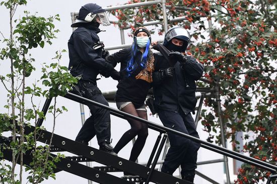 Police Officers Action During Eviction Liebig Editorial Stock Photo ...