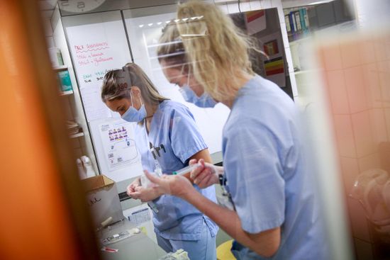 Nurses Prepare Drugs Be Administered Covid19 Editorial Stock Photo ...