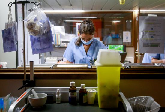 Nurses Prepare Drugs Be Administered Covid19 Editorial Stock Photo ...