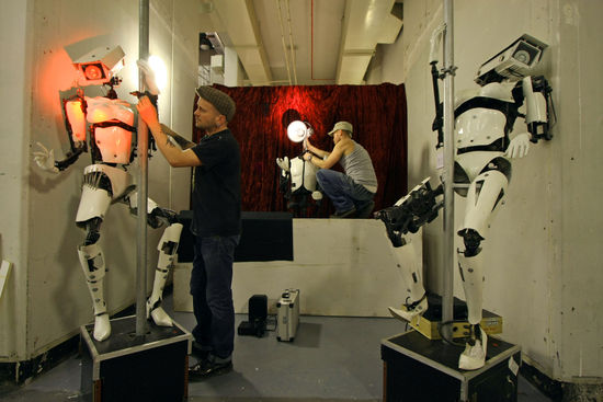 Artists Giles Walker Wreckage Prepare Peep - Foto de stock de contenido ...