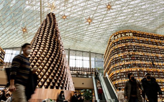 Citizens Walk By Christmas Tree Starfield Editorial Stock Photo - Stock ...
