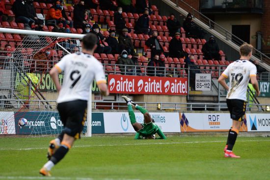 Leyton Orient Goalkeeper Lawrence Vigouroux22 Lets Editorial Stock ...