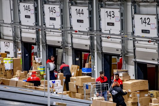 Employees Parcel Service Dpd Sort Parcels - Foto de stock de contenido ...