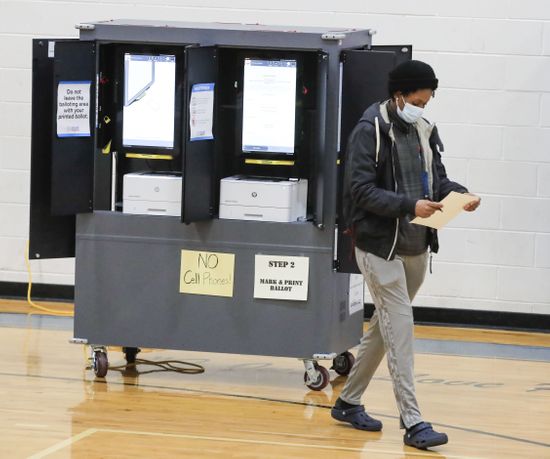 Voter Carries Her Ballot Tabulating Machine Editorial Stock Photo ...