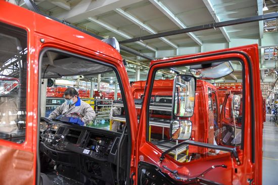 Worker Assembles Vehicle Final Assembly Line Editorial Stock Photo ...