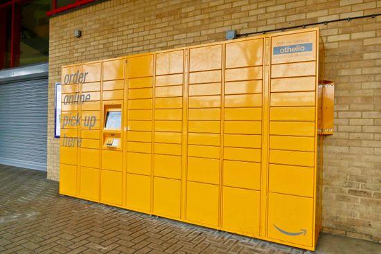 Amazon Lockers Oxford Railway Station People Editorial Stock Photo ...