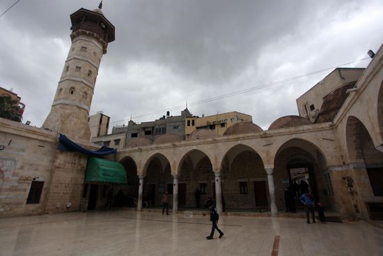 Palestinian Muslim Worshipers Walk Courtyard Mosque Editorial Stock ...