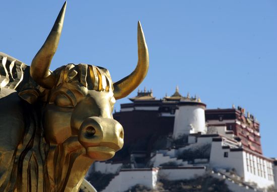 Statue Yak Pictured Near Potala Palace Editorial Stock Photo - Stock ...