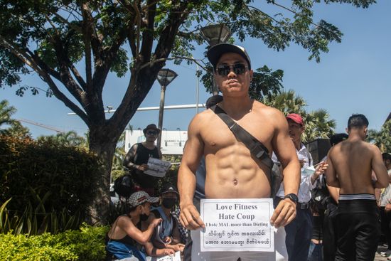 Bodybuilder Protester Seen Shirtless Holding Placard - Foto de stock de ...