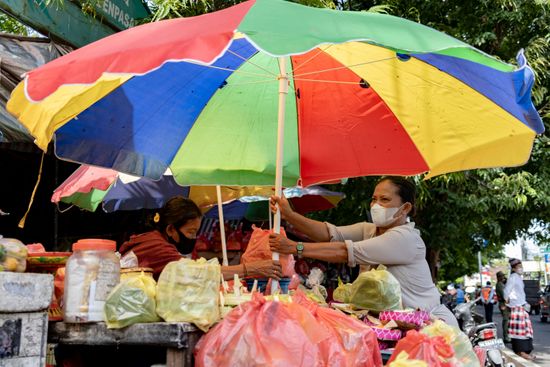 Street Vendor Wears Face Mask She Editorial Stock Photo - Stock Image ...