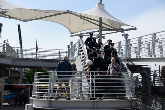Nypd Police Officers Clear Pedestrian Bridge Editorial Stock Photo ...