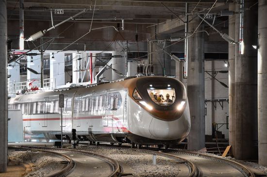 Train Guangzhou Metro Line 18 Pulls Editorial Stock Photo - Stock Image ...