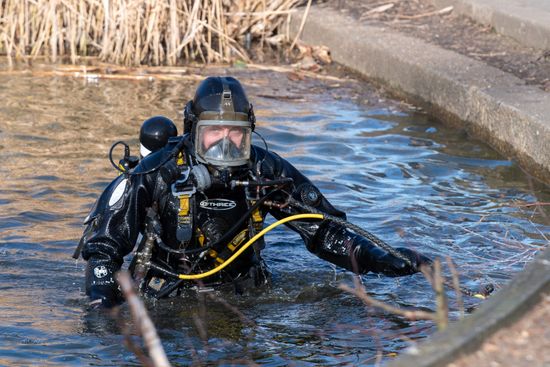 Metropolitan Police Service Underwater Confined Spaces Editorial Stock ...