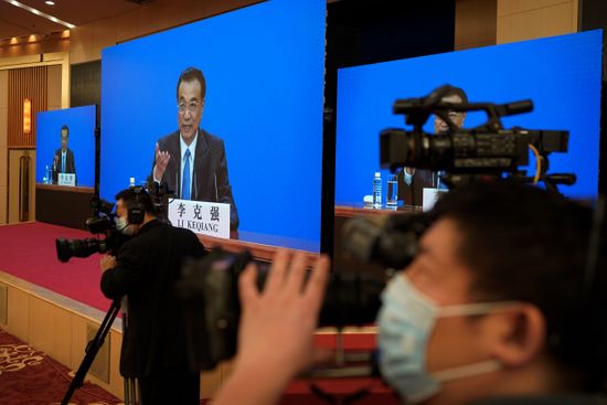 Cameraman Wearing Face Mask Films Journalists Editorial Stock Photo ...