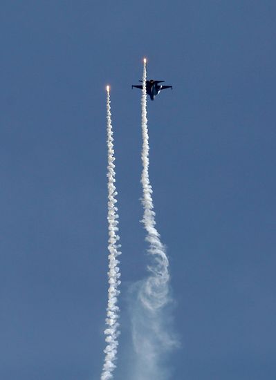 Pakistani Fighter Jet Performs During Pakistan Editorial Stock Photo ...