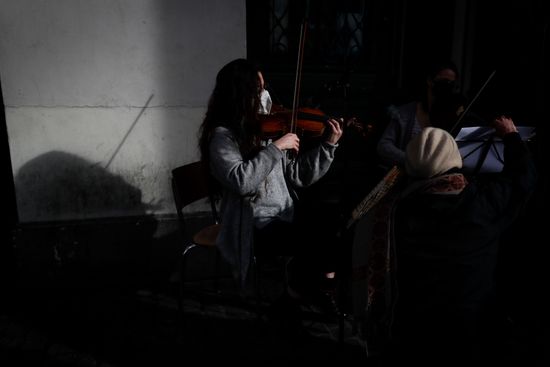 Musicians Wear Face Masks While Performing Editorial Stock Photo ...