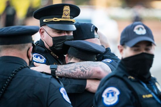 Capitol Hill Police Officers Embrace After - Foto de stock de contenido ...