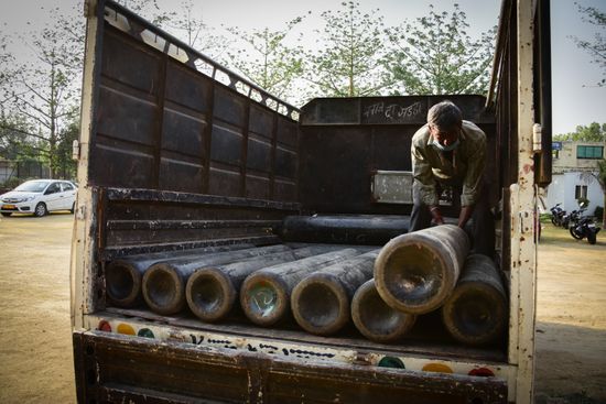 Workers Loading Unloading Medical Oxygen Cylinders Editorial Stock ...
