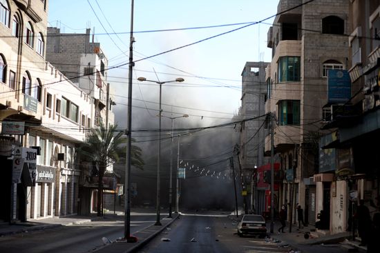 Palestinian Gather Around Rubble Residential Building Editorial Stock ...