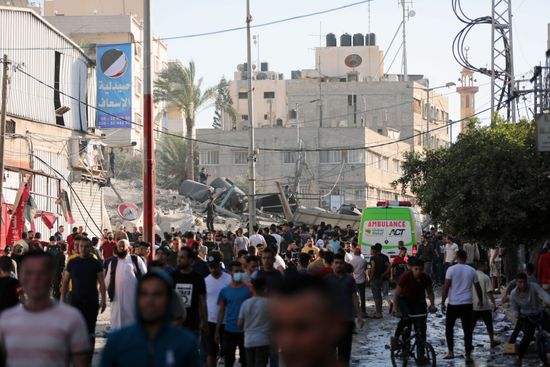 Palestinian Gather Around Rubble Residential Building Editorial Stock ...