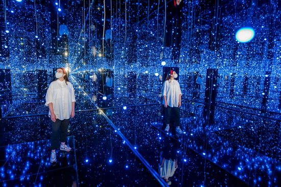 Infinity Mirrored Room Filled Brilliance Life 에디토리얼 스톡 사진 - 스톡 이미지 ...