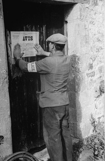 Man Putting Notice On Door La Editorial Stock Photo - Stock Image ...