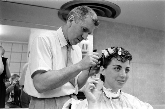 Hairdresser Styling Setting Hair Woman Chicago Editorial Stock Photo ...