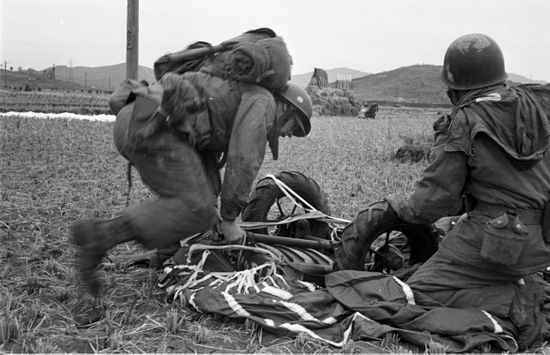 Paratroopers Crouching Field During Korean War Editorial Stock Photo ...