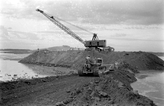 Man Driving Bulldozer During Construction Oahe Editorial Stock Photo ...