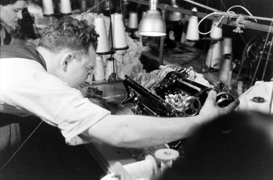Man Repairing Sewing Machine Garment District Editorial Stock Photo ...