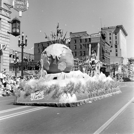 Mormons Watching Centennial Float Parade Utah Editorial Stock Photo ...